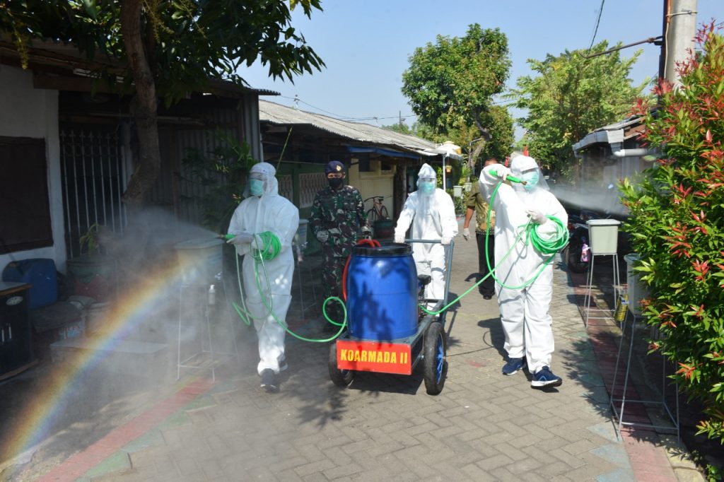Diskes Koarmada II Semprot Disinfektan di Kampung Tangguh - Dnews