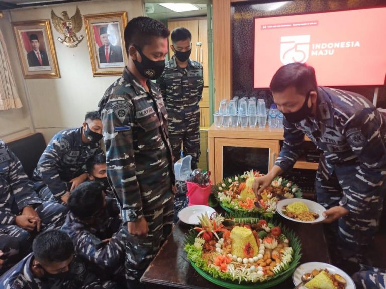 Peringati HUT Ke -75 RI, KRI Mandau-621 bunyikan Gauk dan broadcast ...
